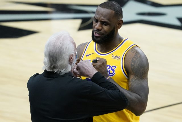 LeBron James pense d’abord à son ami Gregg Popovich