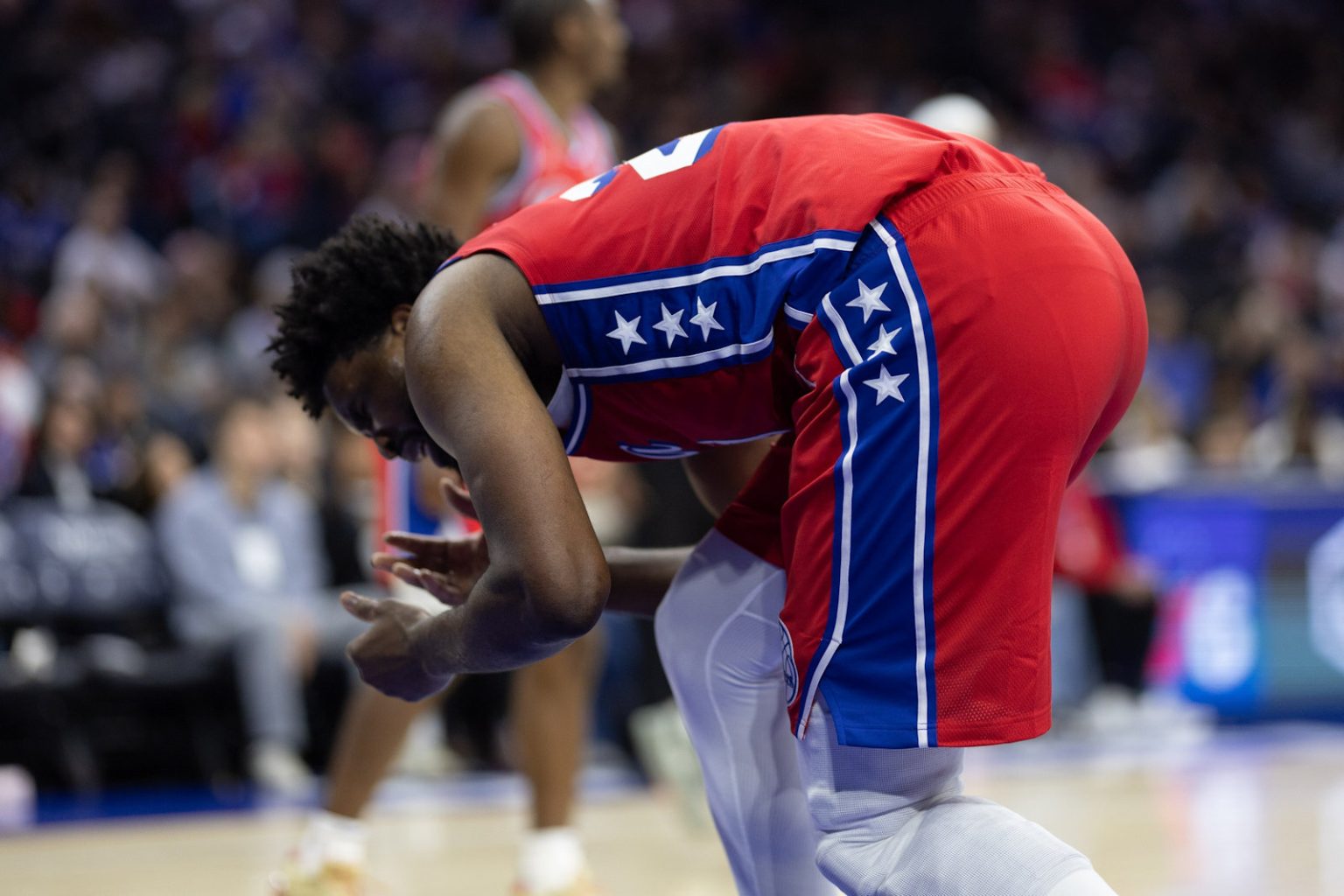 Joel Embiid souffre encore d’une fracture au visage